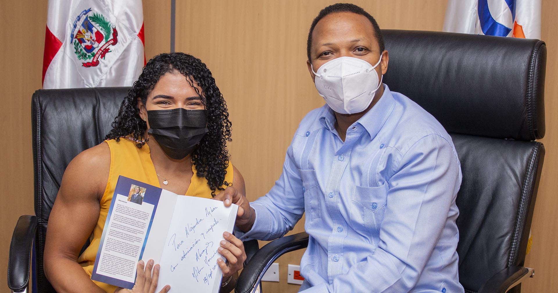 Atleta paralímpica Alejandra Aybar realiza visita de cortesía a Edesur ...