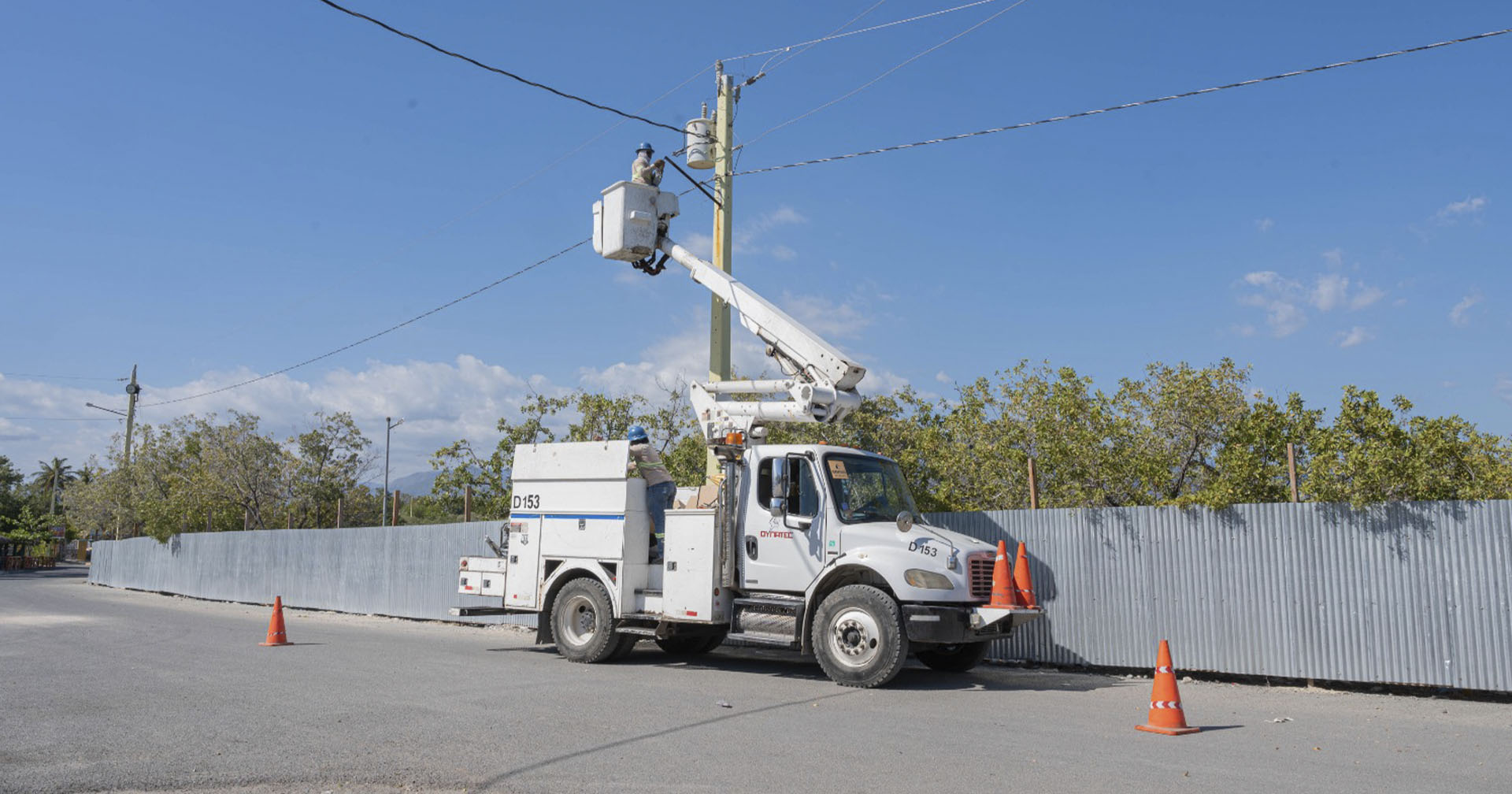 Edesur coloca luminarias en playa Monte Río, y la avenida Sergio ...