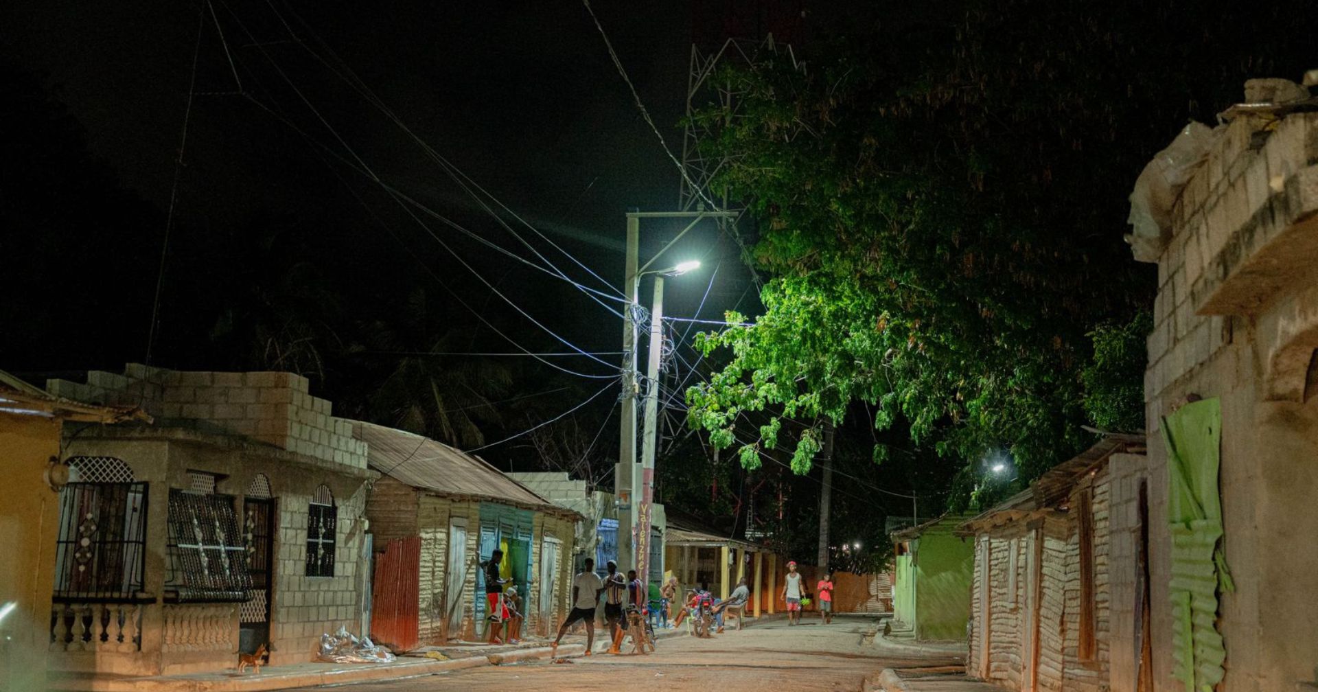 Edesur ilumina el distrito municipal Las Clavellinas y la comunidad de ...